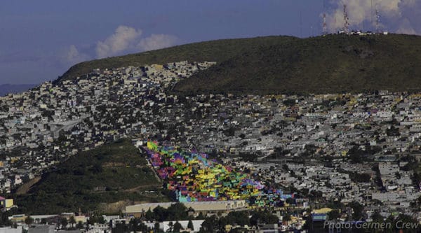 Favela no México é transformada em um gigante mural colorido